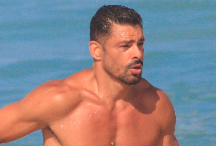 Cauã Reymond exibe corpo sarado em dia de calor intenso em praia do Rio ...