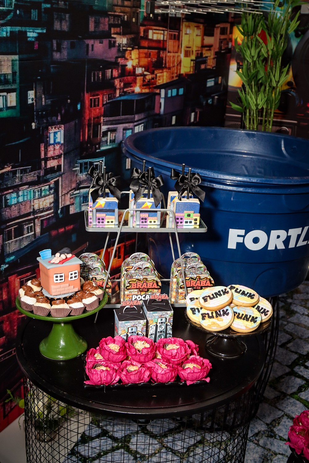 Pocah faz aniversário de R$ 20 mil com tema baile funk; fotos e vídeos