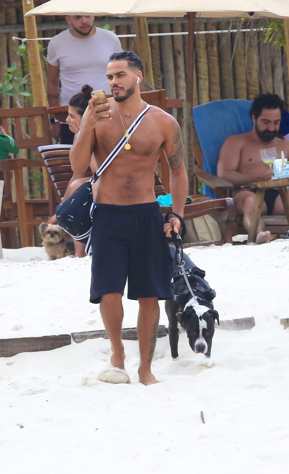 Ex-Malhação Enzo Romani mostra corpo sarado em dia de praia no Rio