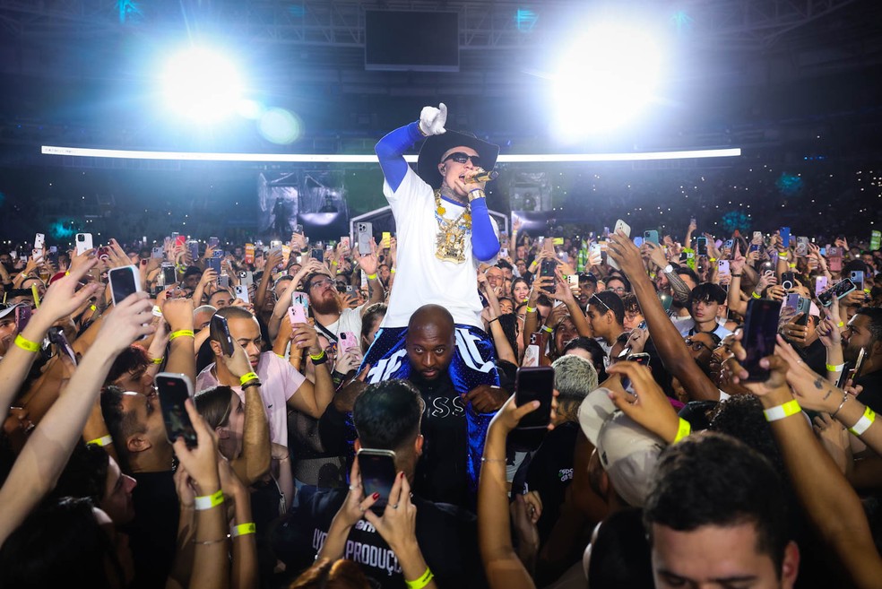 MC Daniel faz aparição pública rara com mãe e os dois irmãos