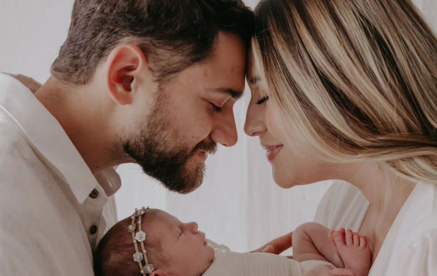 Niina Secrets abre baú de fotos ao lado do marido e da filha Elisa