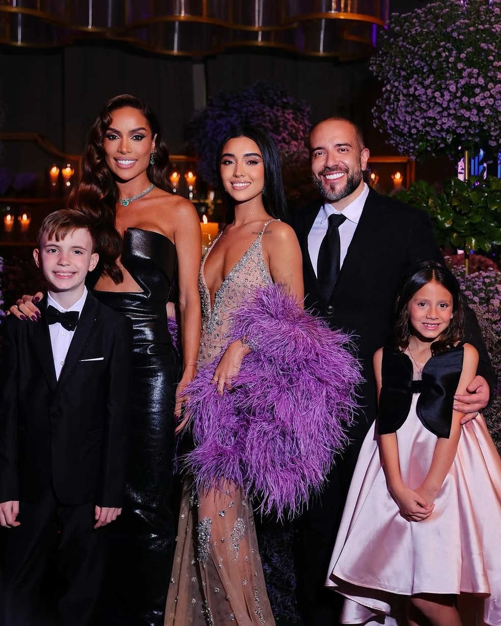 Casada com milionário russo, Tatiana Barbieri faz festa de 20 anos para ...
