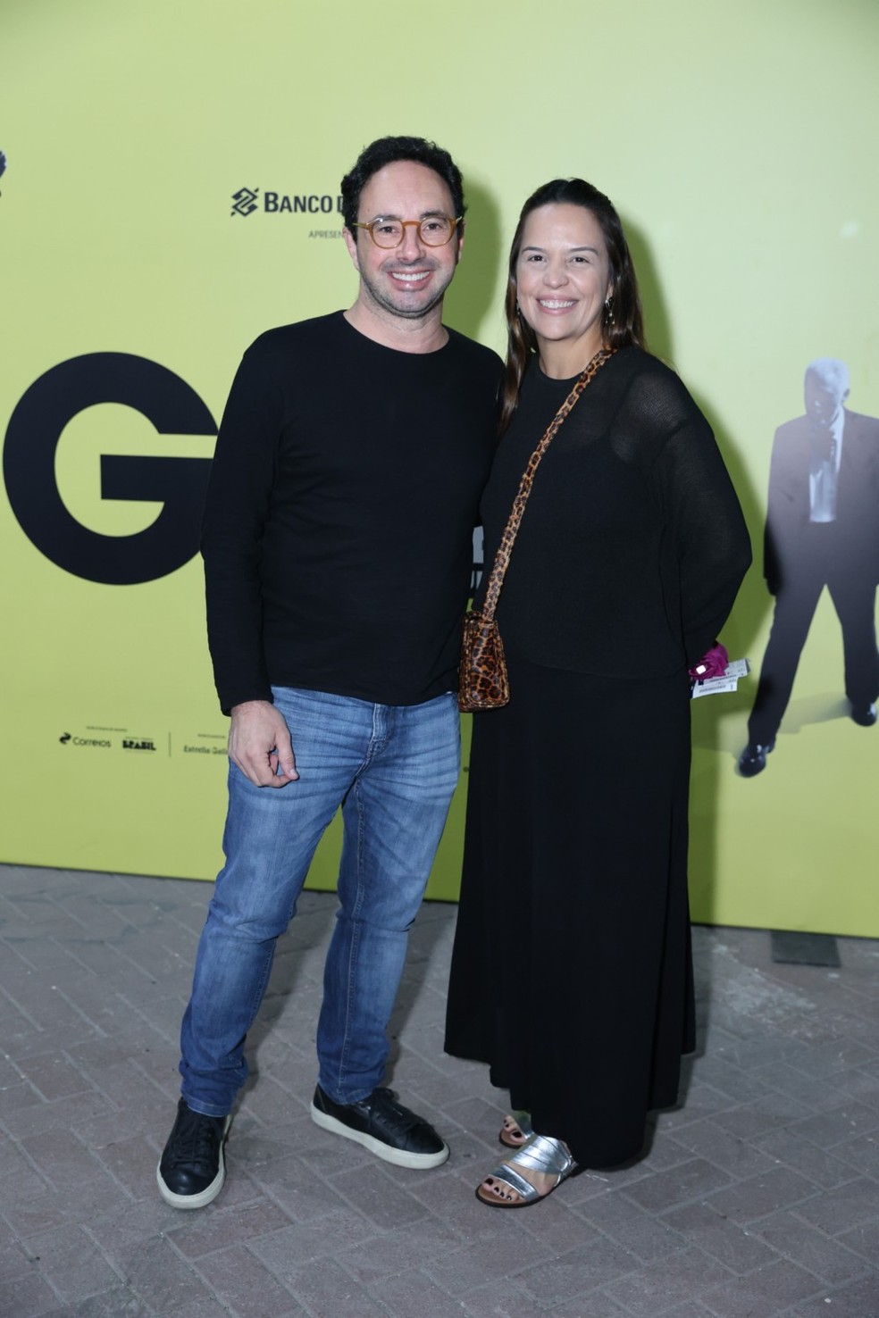 Repórter da Globo Pedro Bassan faz aparição rara com a esposa