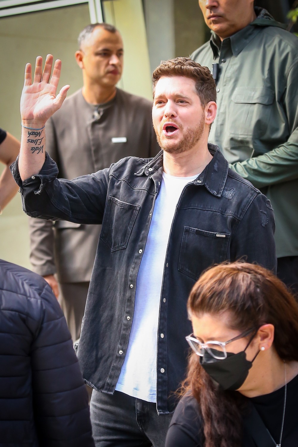 Michael Bublé acena para fãs e exibe tatuagem ao deixar hotel em São Paulo