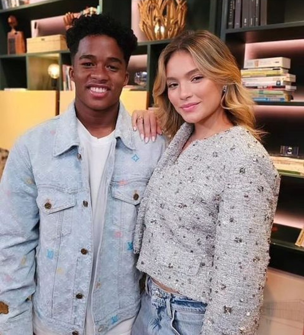 Em meio a climão entre mãe e namorada, Endrick se declara ao pai