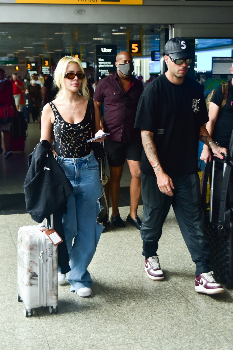 Karoline Lima e Gui Araújo desembarcam juntos em São Paulo