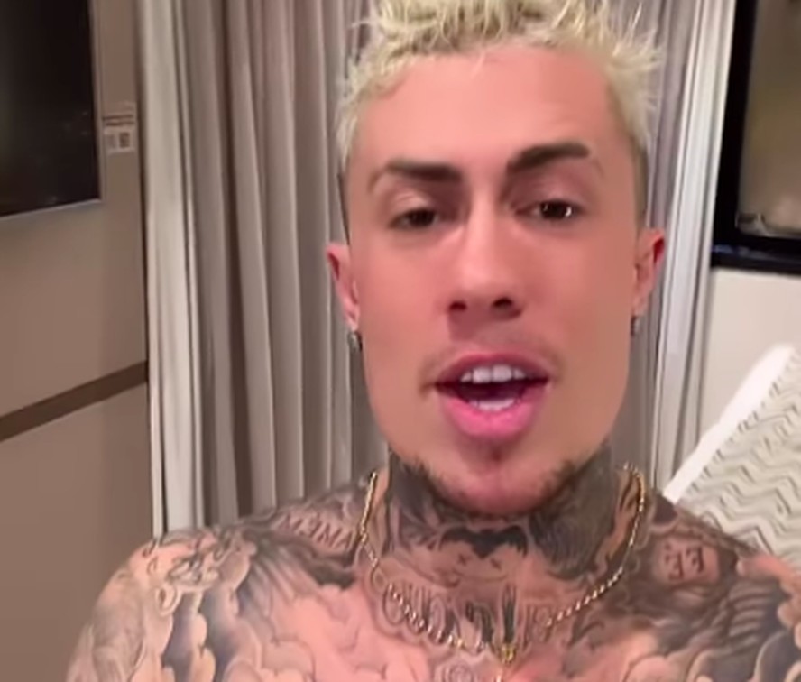 Solteiro, MC Daniel sensualiza em foto no espelho após o banho; veja