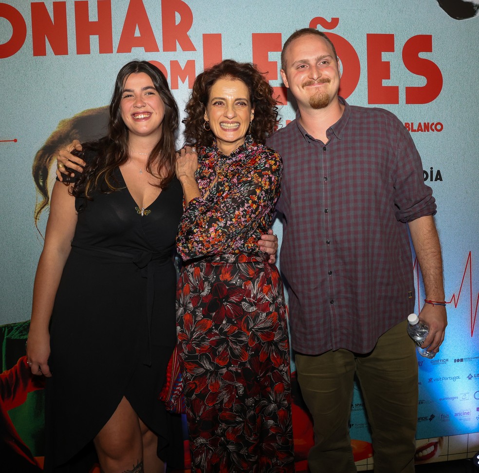 Denise Fraga lança filme com aparição rara do filho e da nora; fotos
