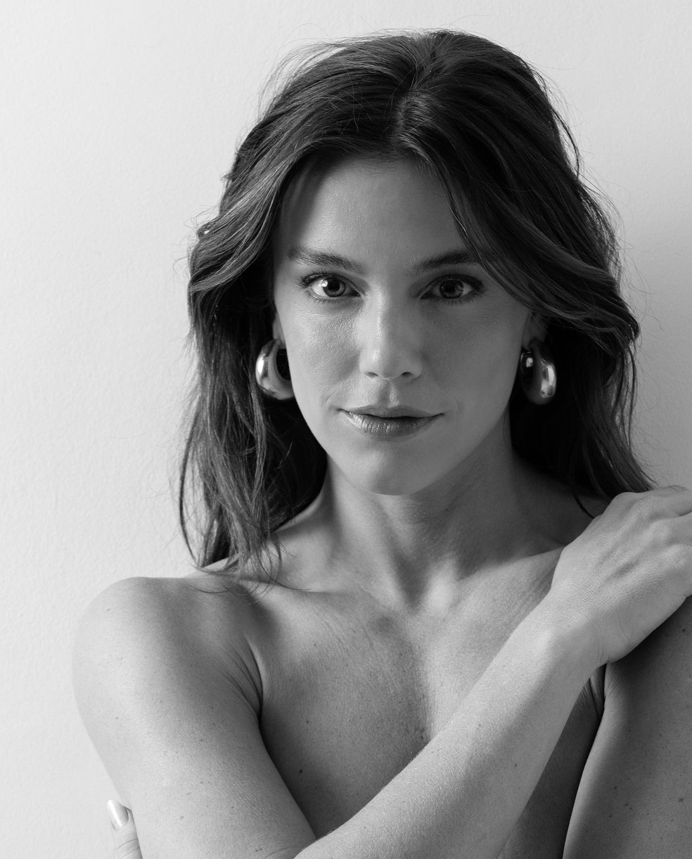 Alice Wegmann divulga fotos inéditas de ensaio nu sem filtro