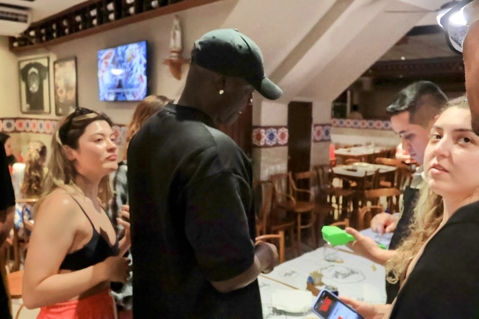 Antes do Rock in Rio, Akon sai para jantar e é tietado