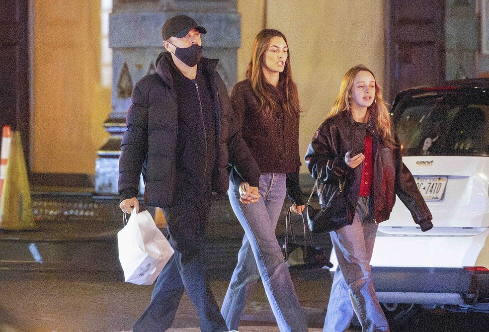 Leonardo DiCaprio passeia com a namorada e com filha do melhor amigo ...