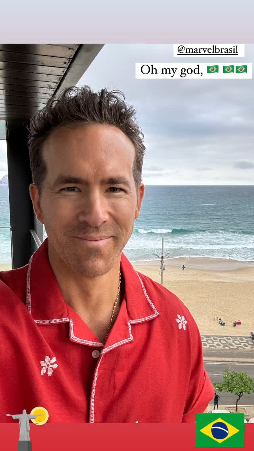 Ryan Reynolds faz selfie, tira fotos e admira o mar carioca de sacada ...