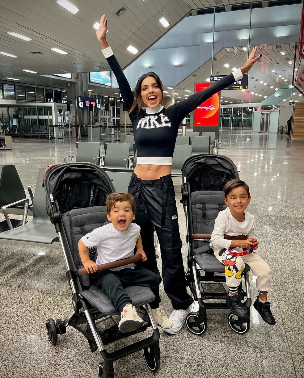 Mulher de Éverton Ribeiro, Marilia Nery embarca com os filhos para o ...