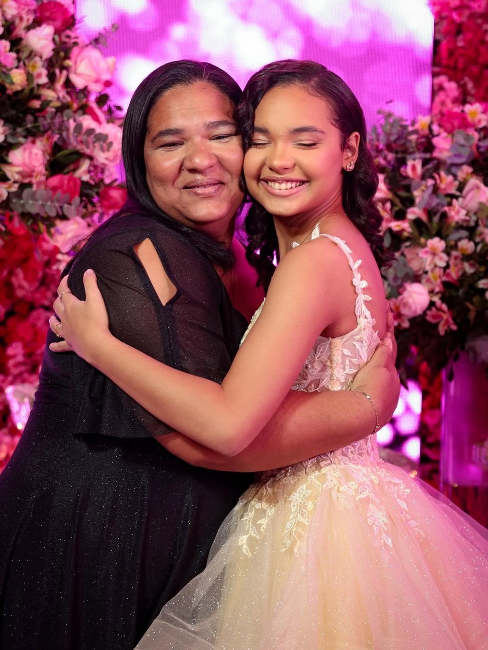 Cantora gospel Maria Marçal faz festança à la princesa pelos 16 anos