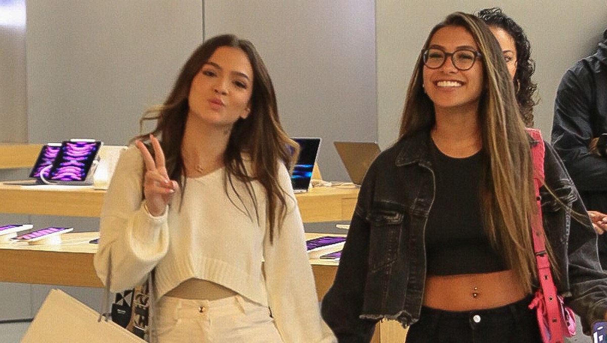 Mel Maia é tietada e posa com fãs durante passeio em shopping carioca