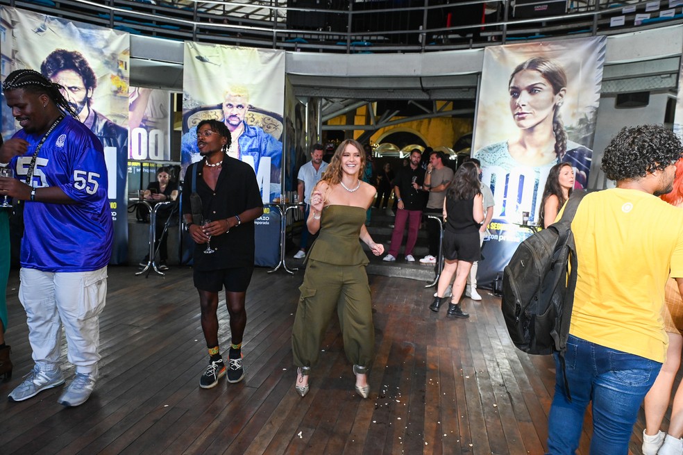 Recém-casada, Isabella Santoni leva o marido em evento no Rio de Janeiro