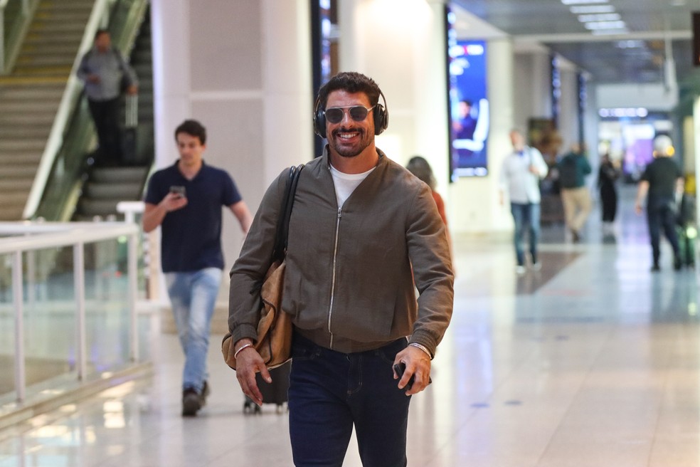 Cauã Reymond embarca em nova viagem após férias com a filha
