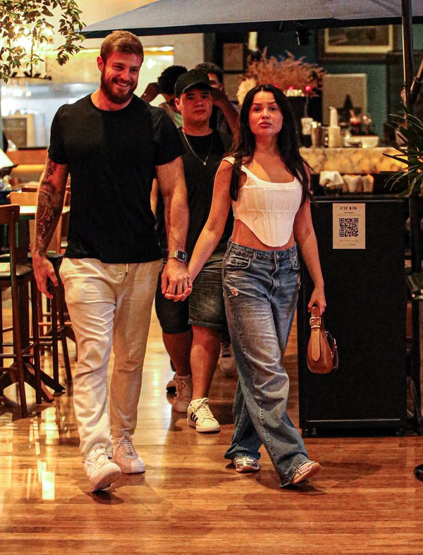 Juliette beija muito o namorado em noite de passeio em shopping; fotos