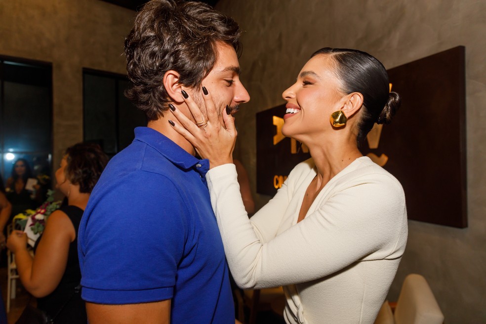 Mariana Rios enche o namorado, João Luis Diniz, de beijos e carinhos em ...