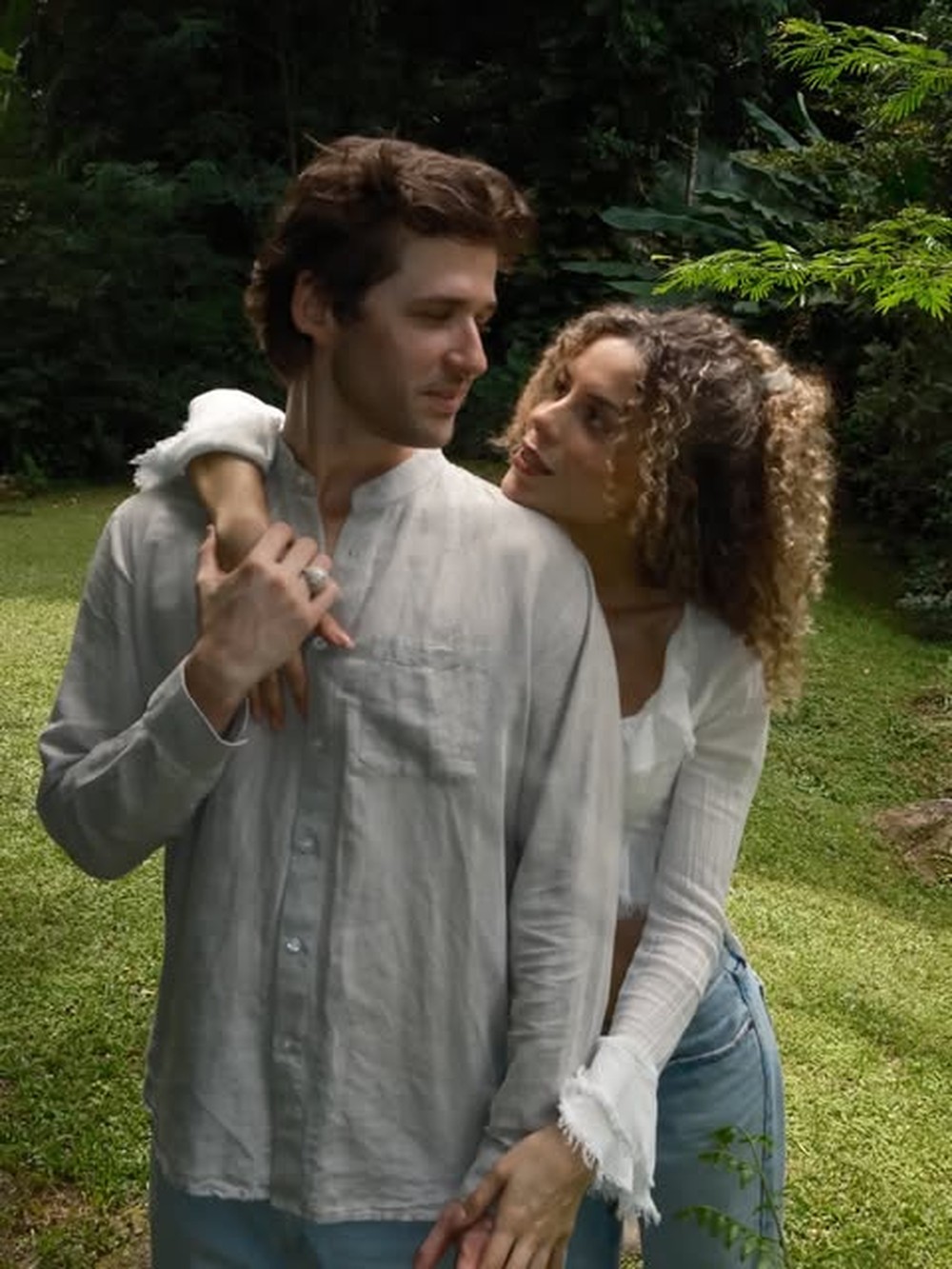 Atores Gil Coelho e Larissa Gloor surpreendem com anúncio de gravidez e ...