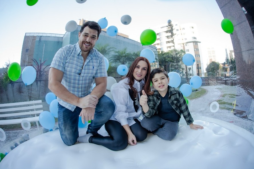 Cezar Lima, campeão do BBB 15, mostra foto em família: 'Amor sem medida'