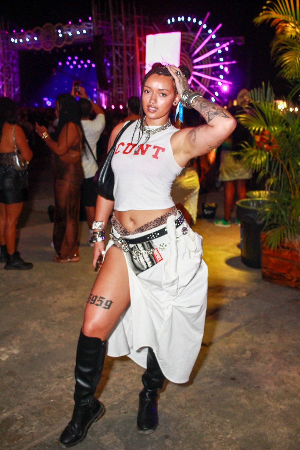 De regata e fenda, filha de Xanddy e Carla Perez faz aparição rara em ...