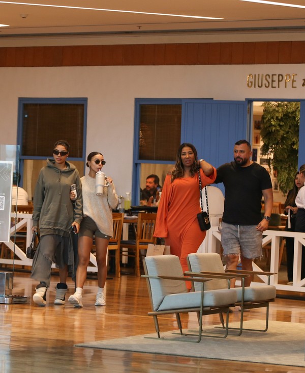 Ludmilla e Brunna Gonçalves aproveitam momento de chamego em passeio no ...