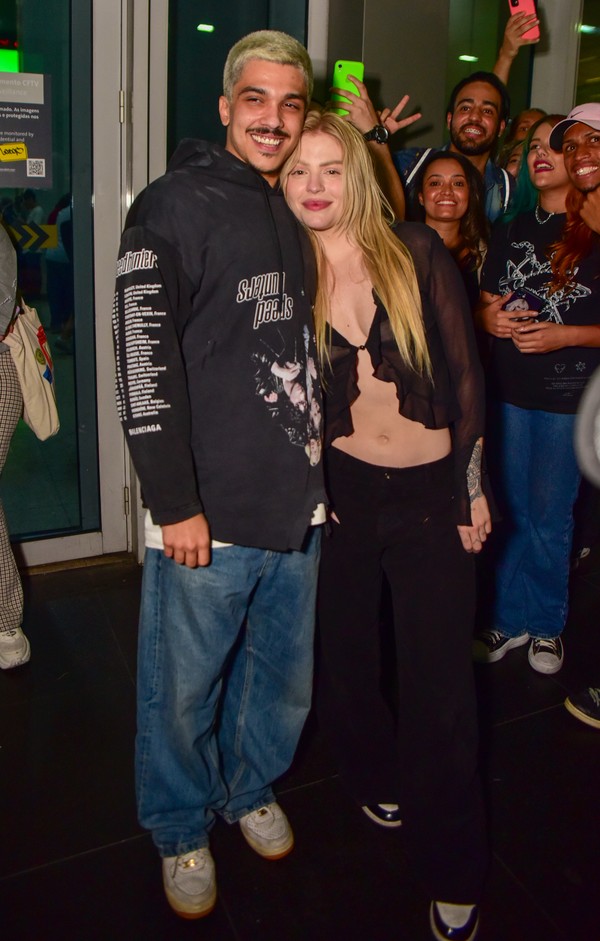 Luísa Sonza beija muito o affair, Chico Veiga, em aeroporto; vídeos