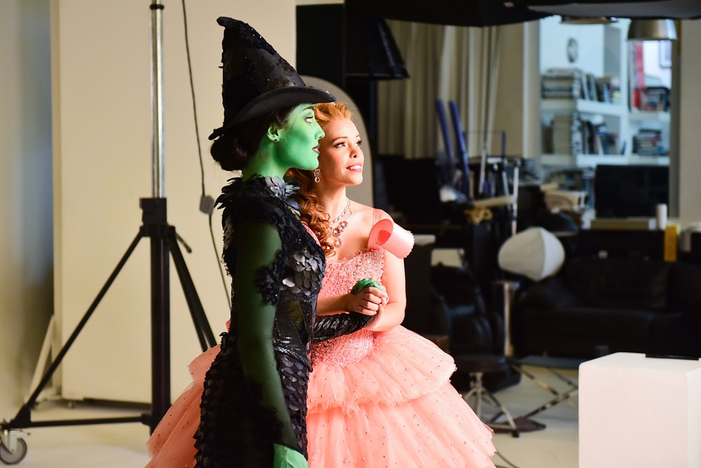 'Wicked': Elenco faz sessão de fotos para lançamento do espetáculo musical