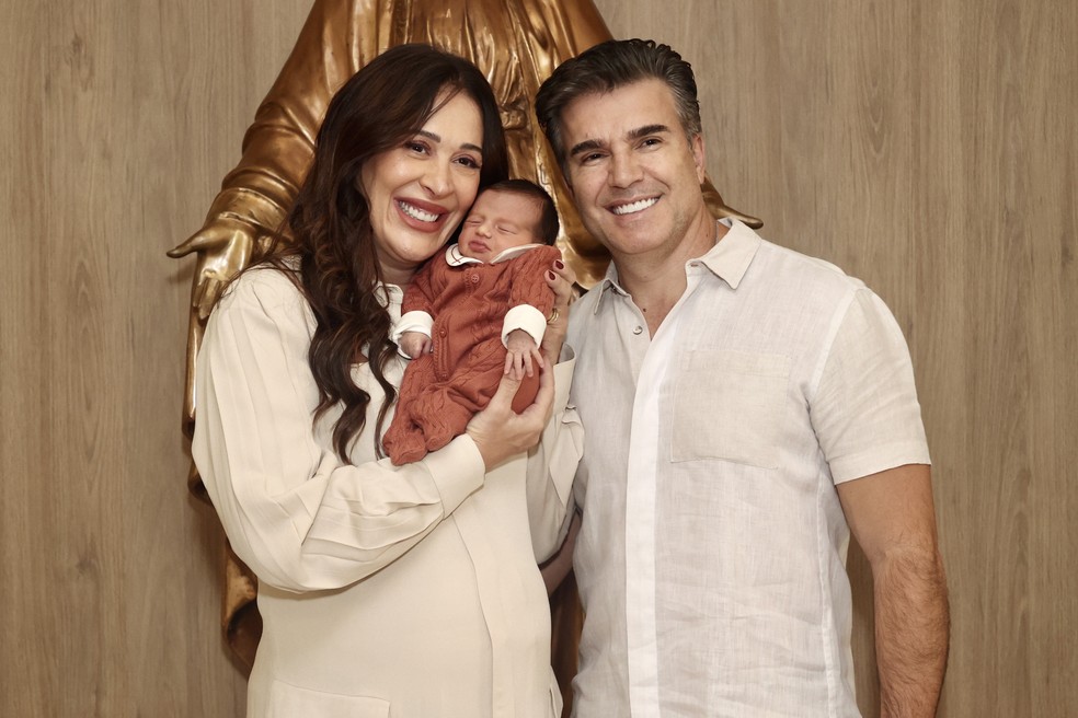 Claudia Raia e Jarbas Homem de Mello deixam a maternidade com o filho, Luca