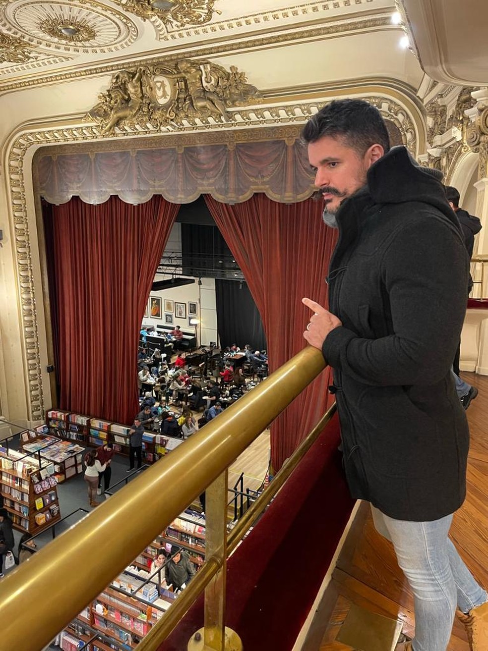 Priscila Fantin e Bruno Lopes fazem viagem romântica para Buenos Aires