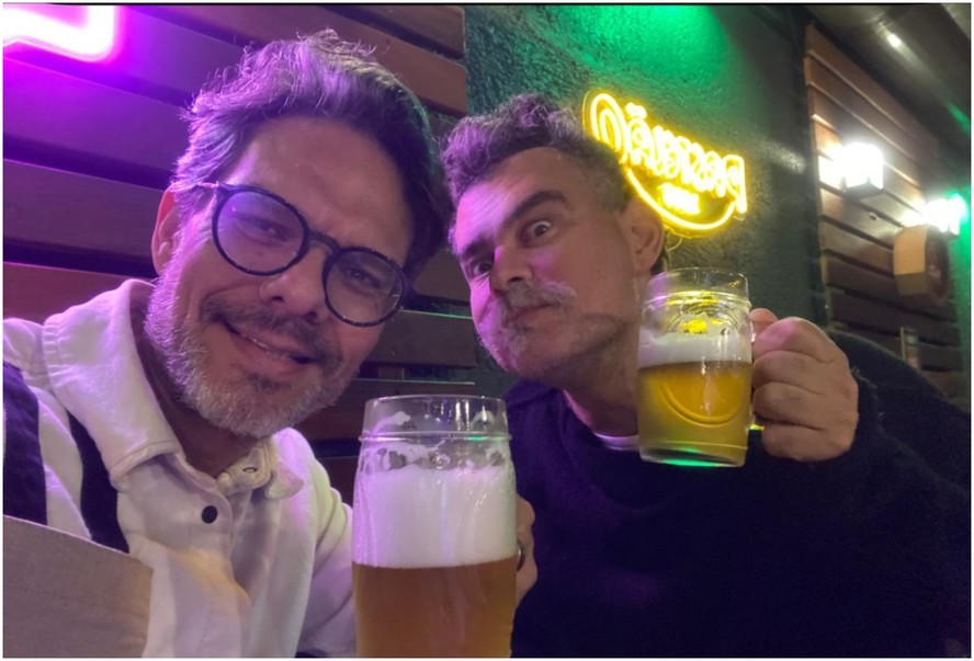 Casado com autor de novelas, Carmo Dalla Vecchia curte noite com ex-marido