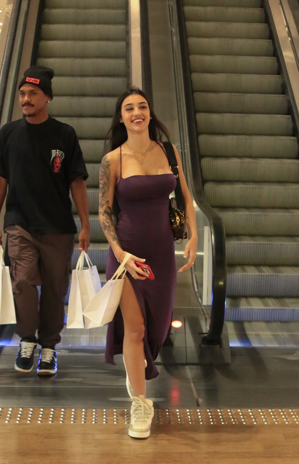 Grávida, Bia Miranda exibe barriguinha durante passeio no Rio de Janeiro