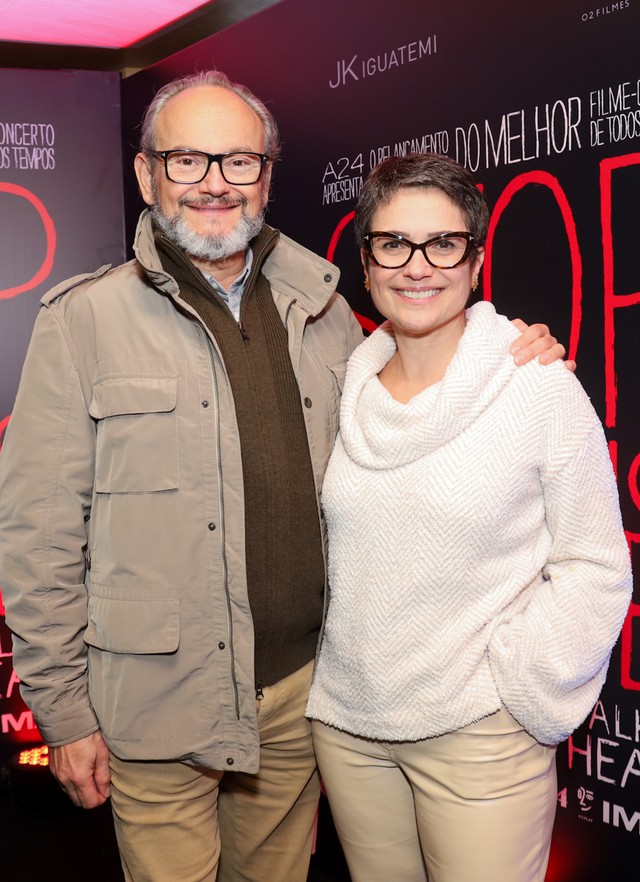 Sandra Annenberg e o marido, Ernesto Paglia, posam abraçados em première
