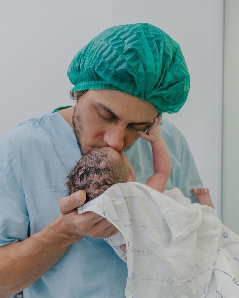 Gabriela Prioli mostra primeiras fotos de parto de sua filha, Ava