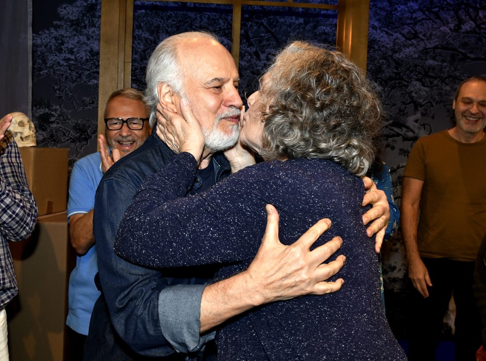 Irene Ravache faz 80 anos e ganha festa surpresa no Rio