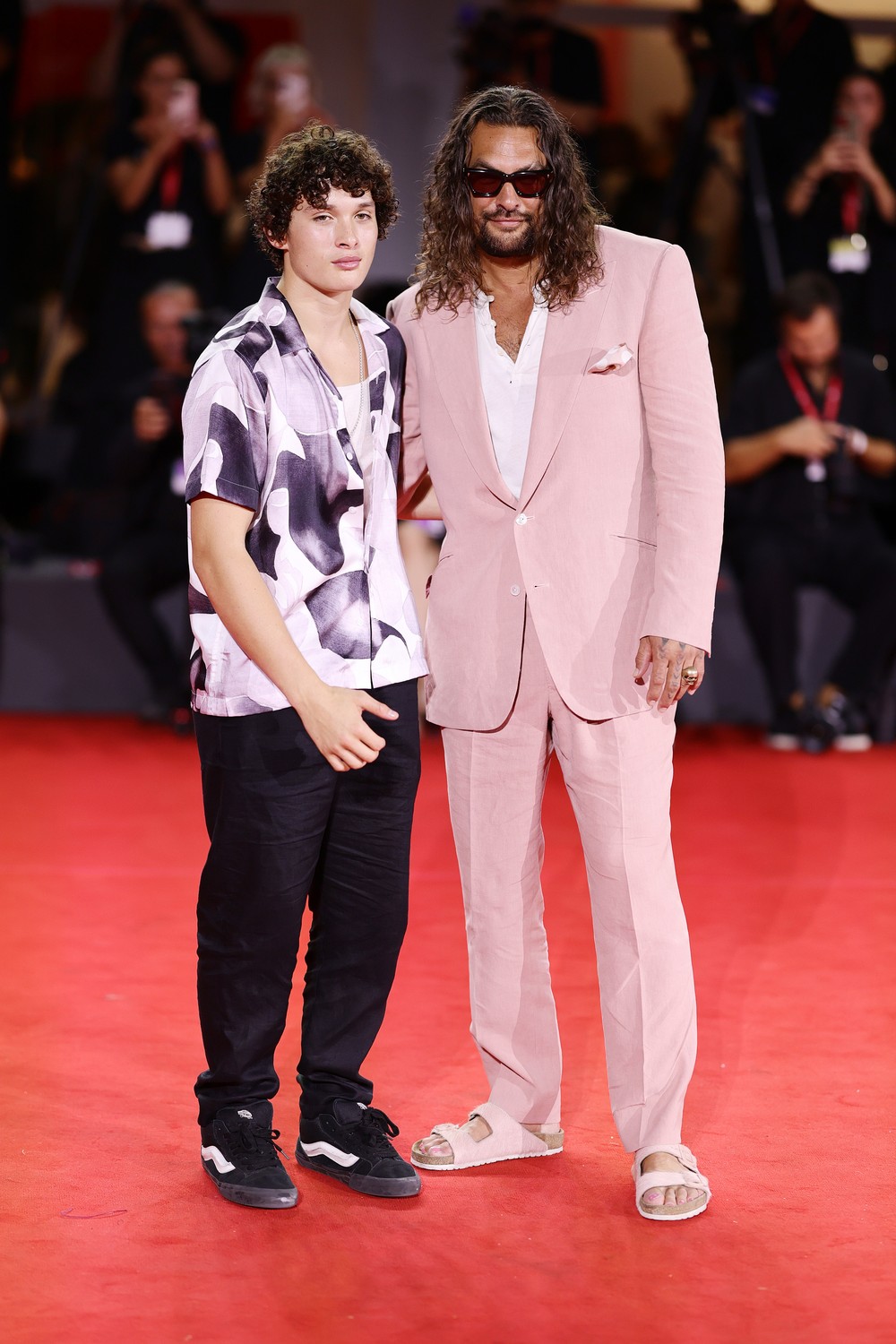 Jason Momoa desfila de unhas cor-de-rosa ao chegar ao Festival de ...