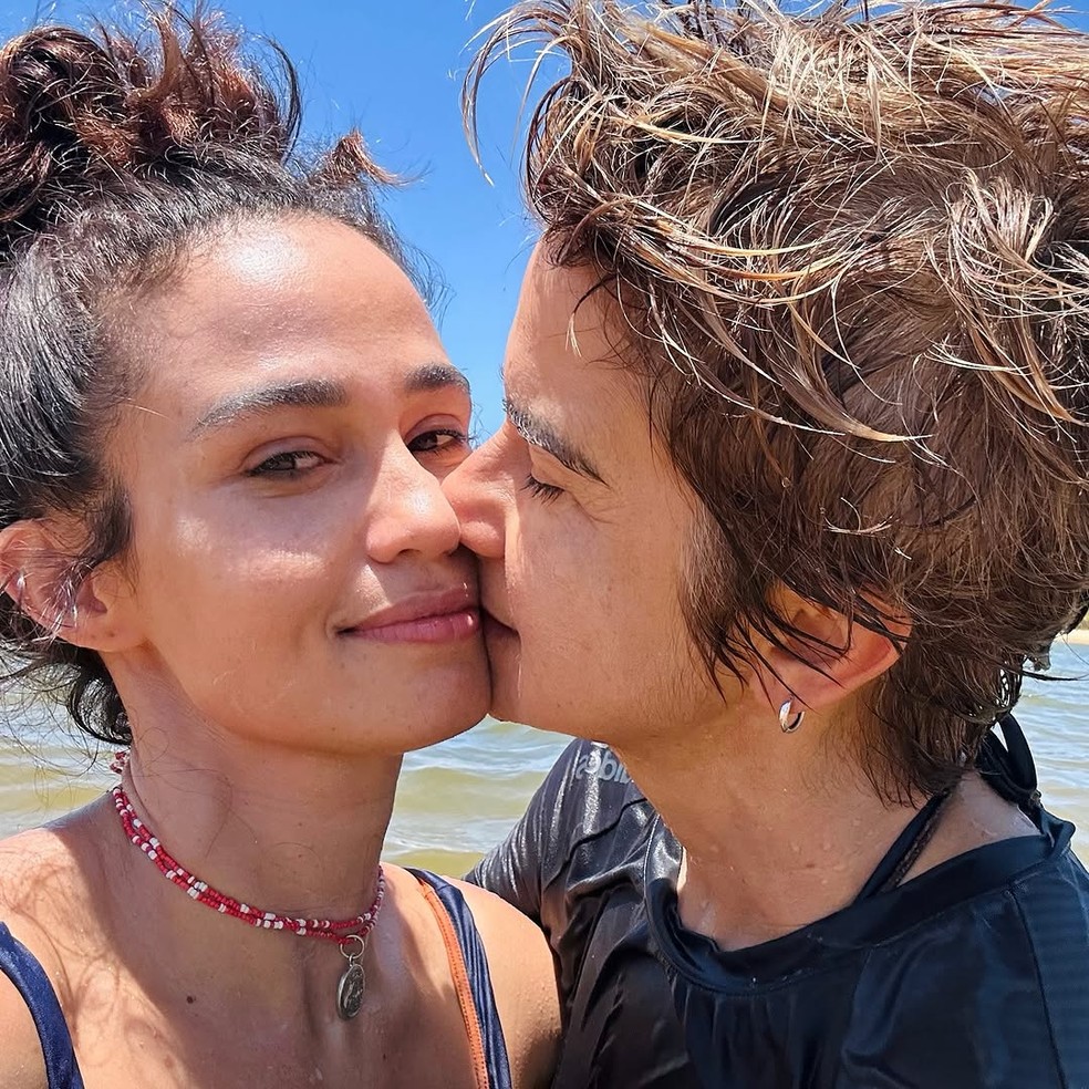 Nanda Costa encanta com fotos ao lado das filhas gêmeas na praia