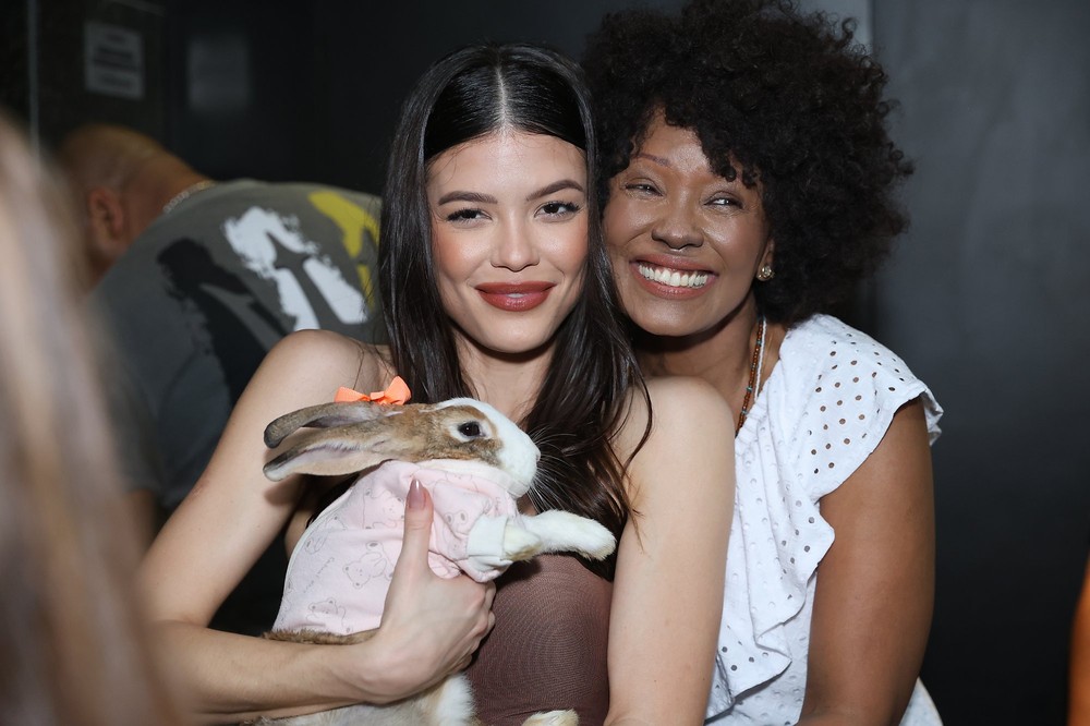 Vitória Strada recebe carinho da ex-noiva, Marcella Rica, em espetáculo