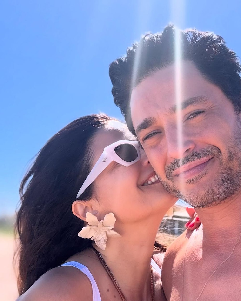 De biquíni branco, Emanuelle Araújo passa última sexta-feira do ano na praia com marido; fotos