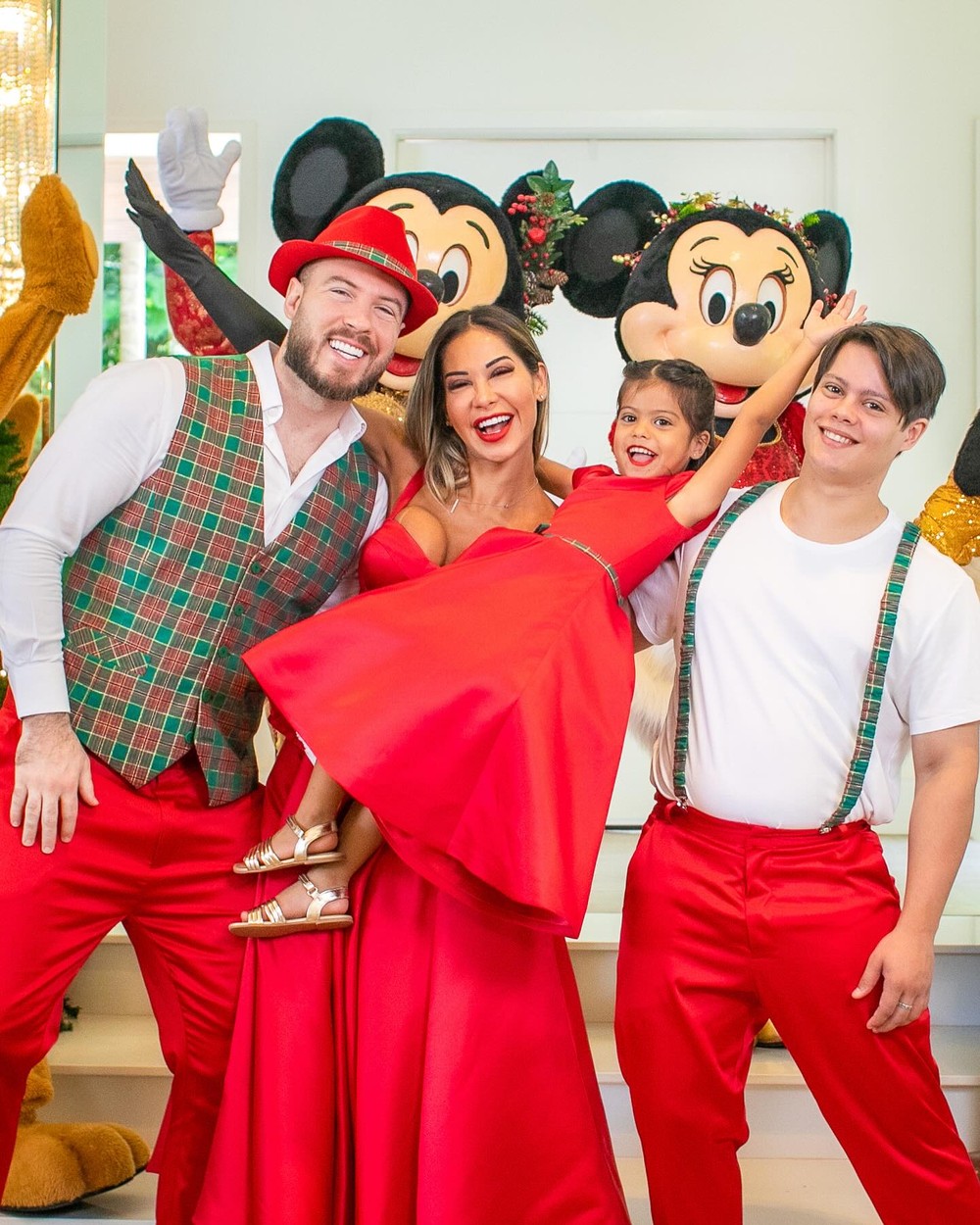 Maíra Cardi e Thiago Nigro fazem ensaio de Natal, e fãs suspeitam de ...