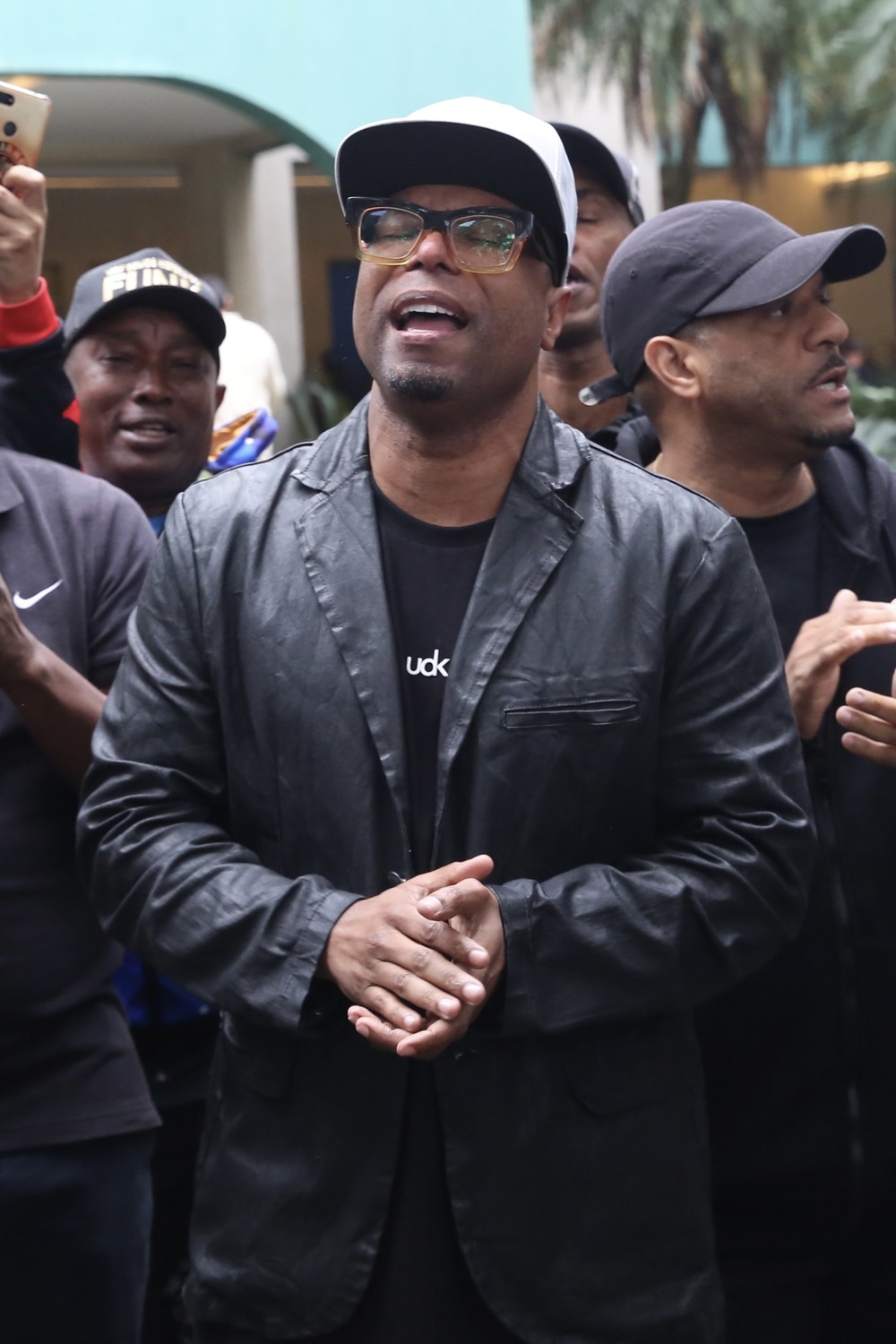 Emocionado, Buchecha canta 'Glamurosa' no velório de Mc Marcinho