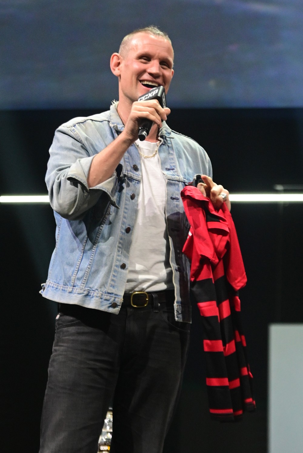 Matt Smith ganha camiseta do Flamengo personalizada e bebe caipirinha ...