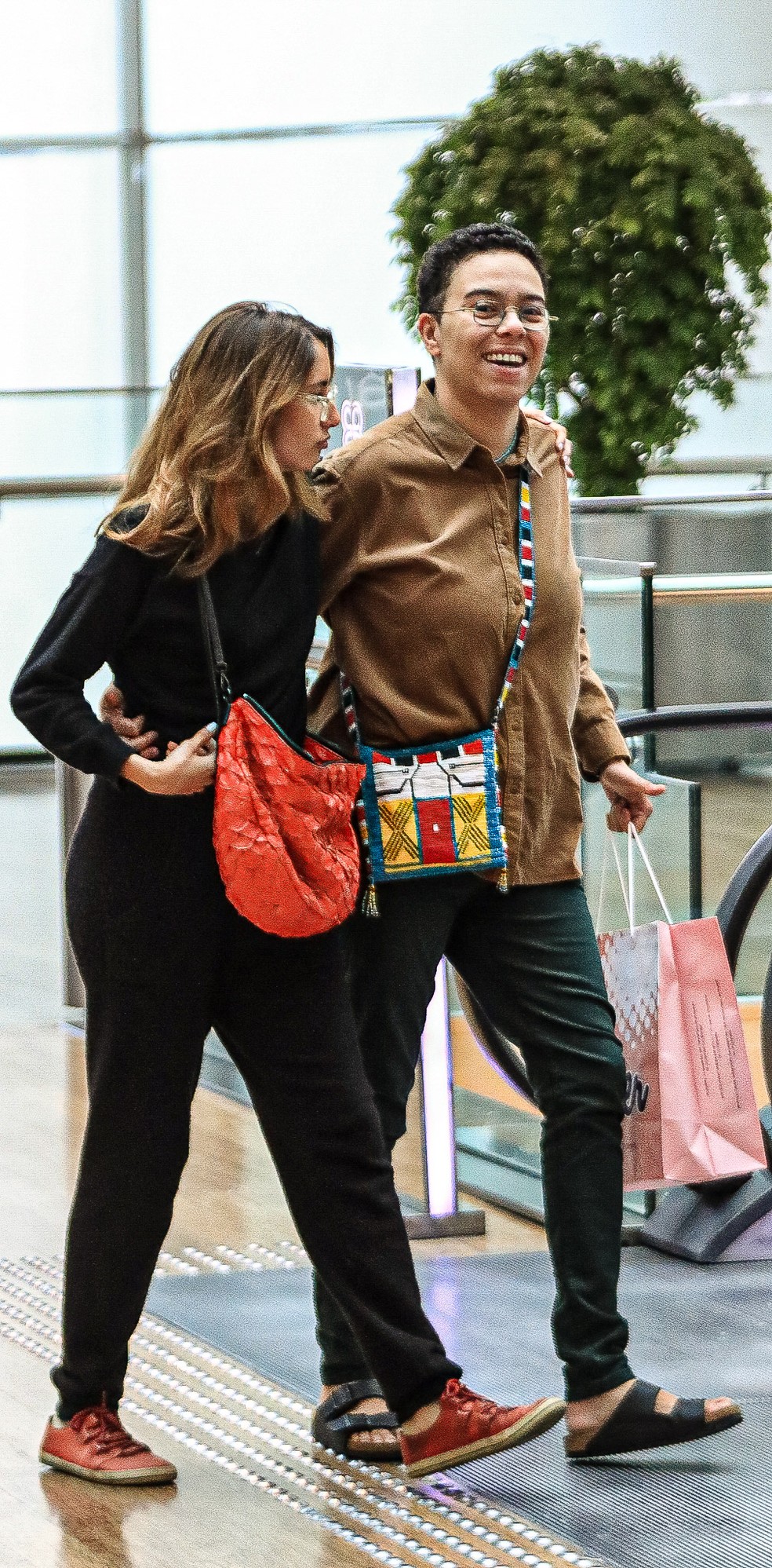 Maria Gadú curte dia de shopping com a namorada, Ana Paula Popi