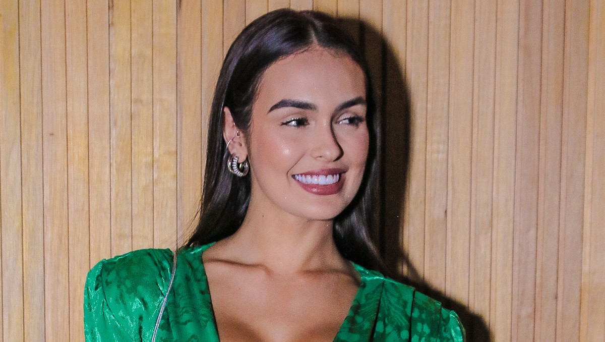 Ex-BBB Larissa Santos usa look com decote 'explosivo' para evento fashion