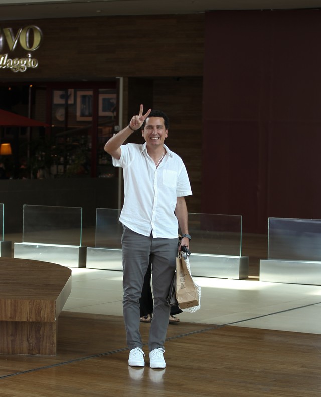 Rafael Portugal mostra bom humor ao ser abordado por paparazzo; fotos