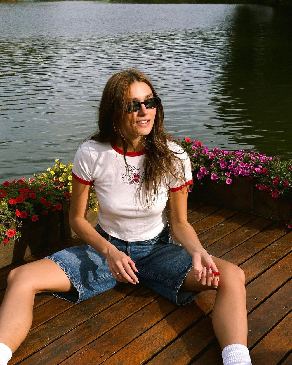 Sasha se diverte em exercício ao ar livre com cachorro de estimação