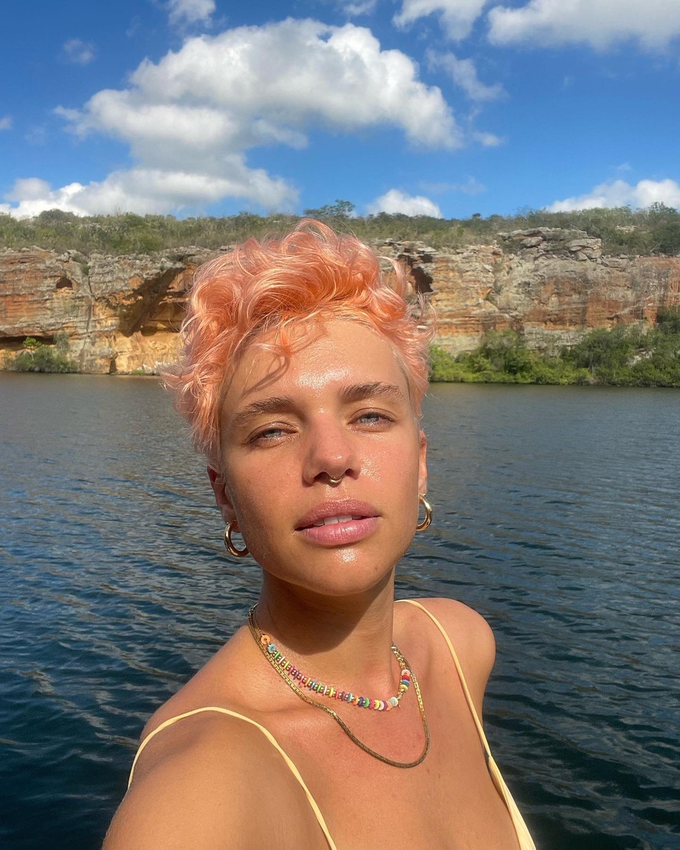 De biquíni, Bruna Linzmeyer abre sorrisão em dia no Rio São Francisco