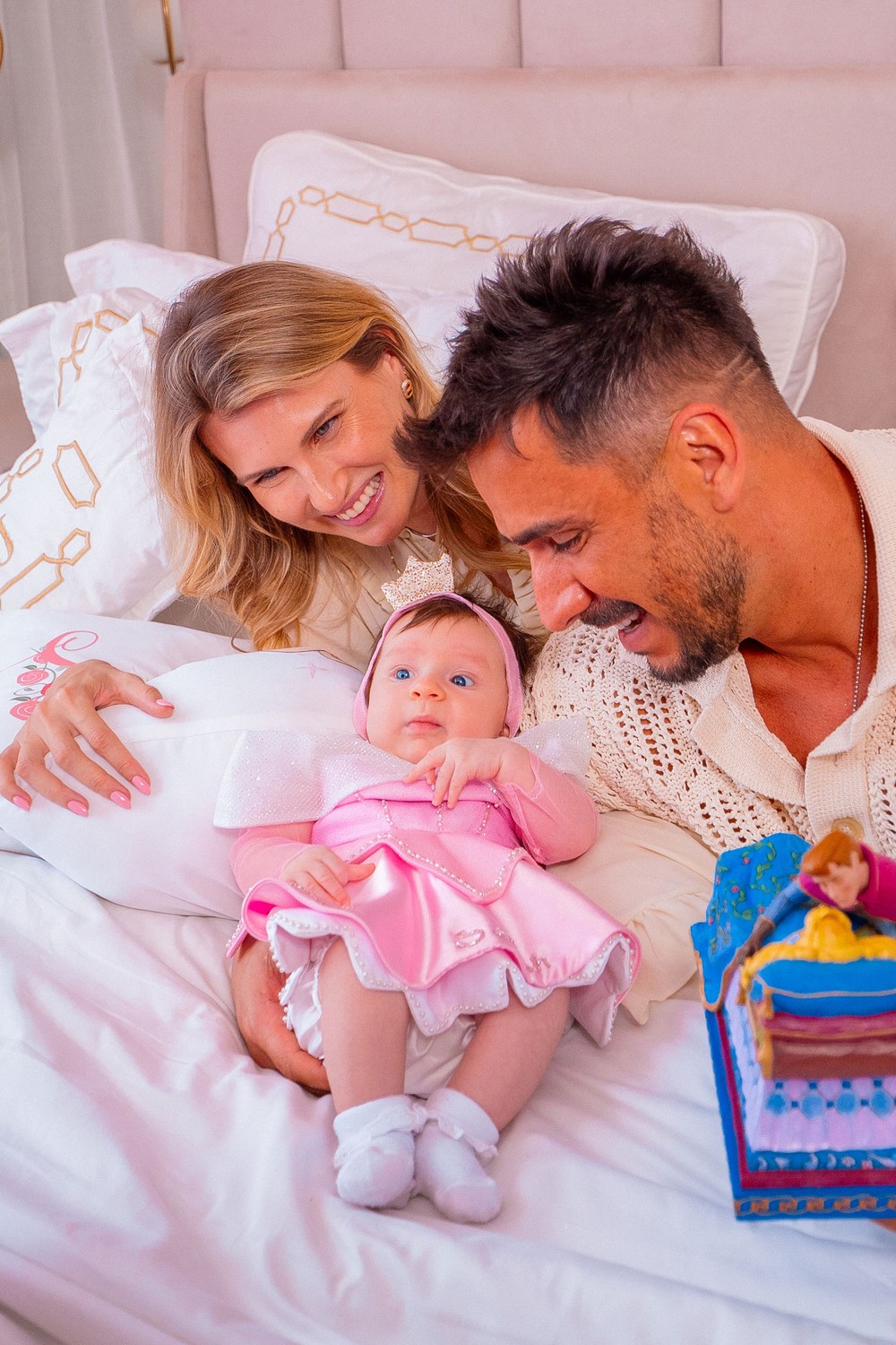 Julio Rocha e Karoline Kleine celebram dois meses da filha com tema 'Bela Adormecida'; veja fotos