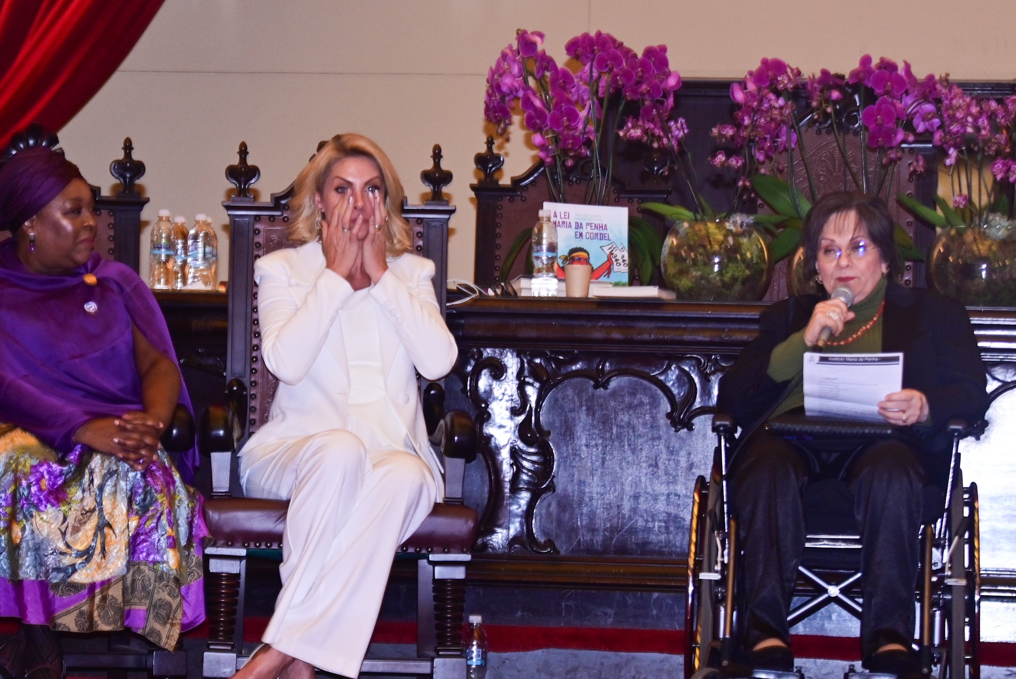 Ana Hickmann chora ao participar de homenagem a Maria da Penha